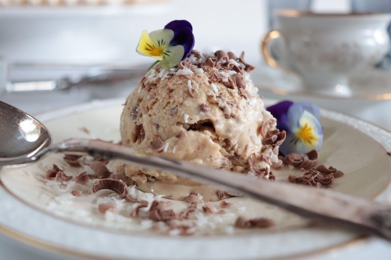 Hjemmelaget iskrem med kokos, revet sjokolade og kanel | Oppskrift Idéfull