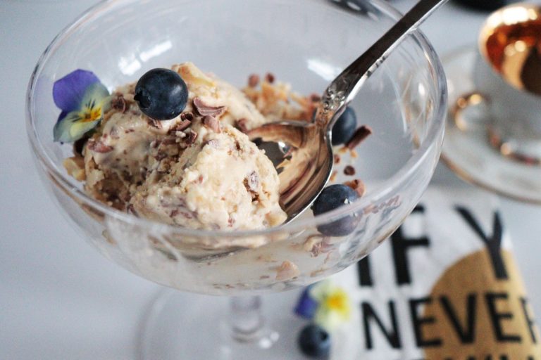 Hjemmelaget iskrem med sjokolade og cashewnøttsmør | Oppskrift Idéfull