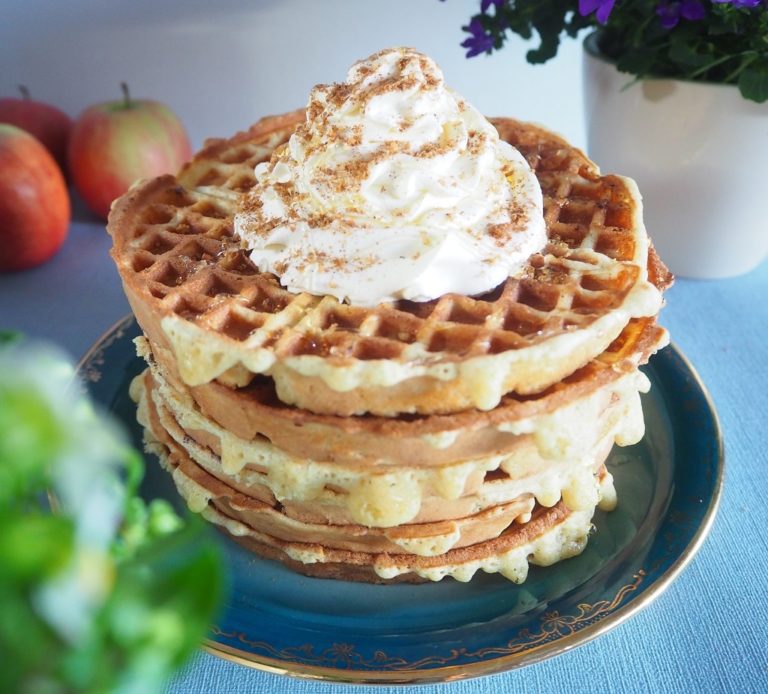 Vaffel vs. kake - Eplevaffelkake ble en av mine topp 3 kaker i vaffeljernet